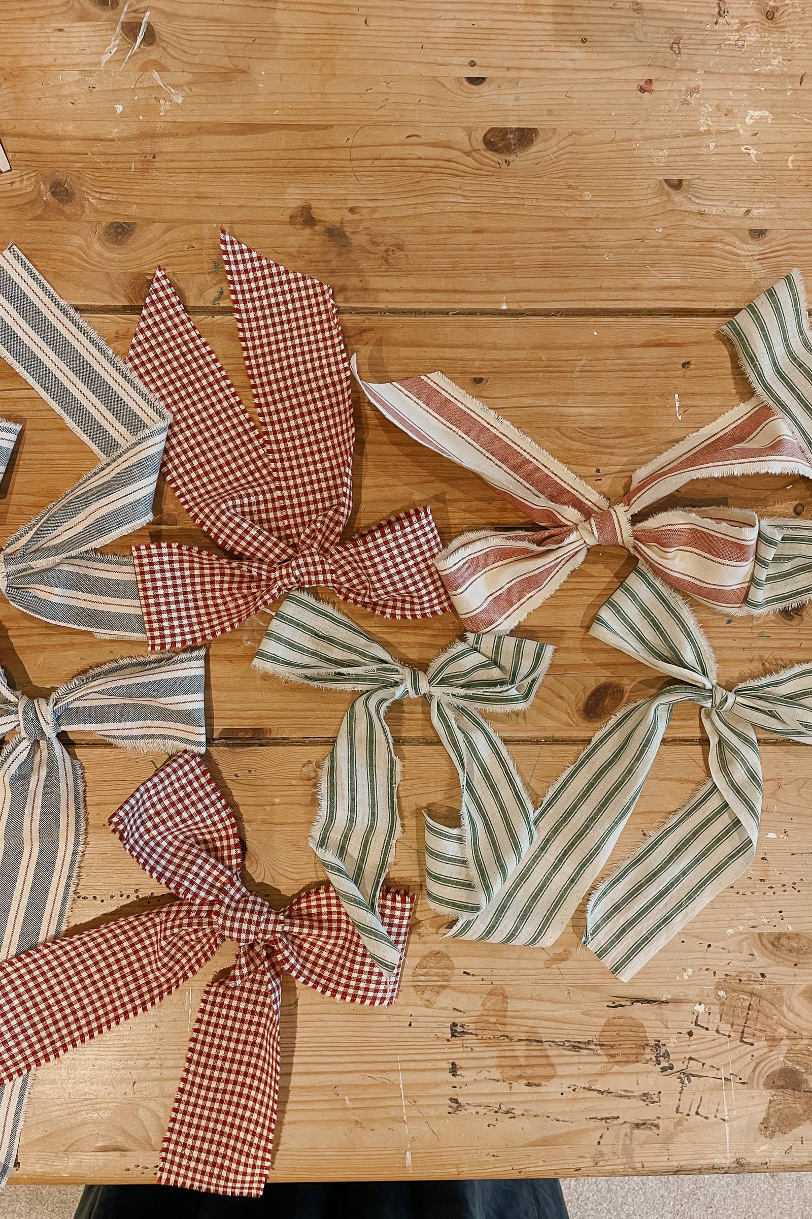 How to Make a DIY Bow Garland (Easy, No-Sew Christmas Decor!)